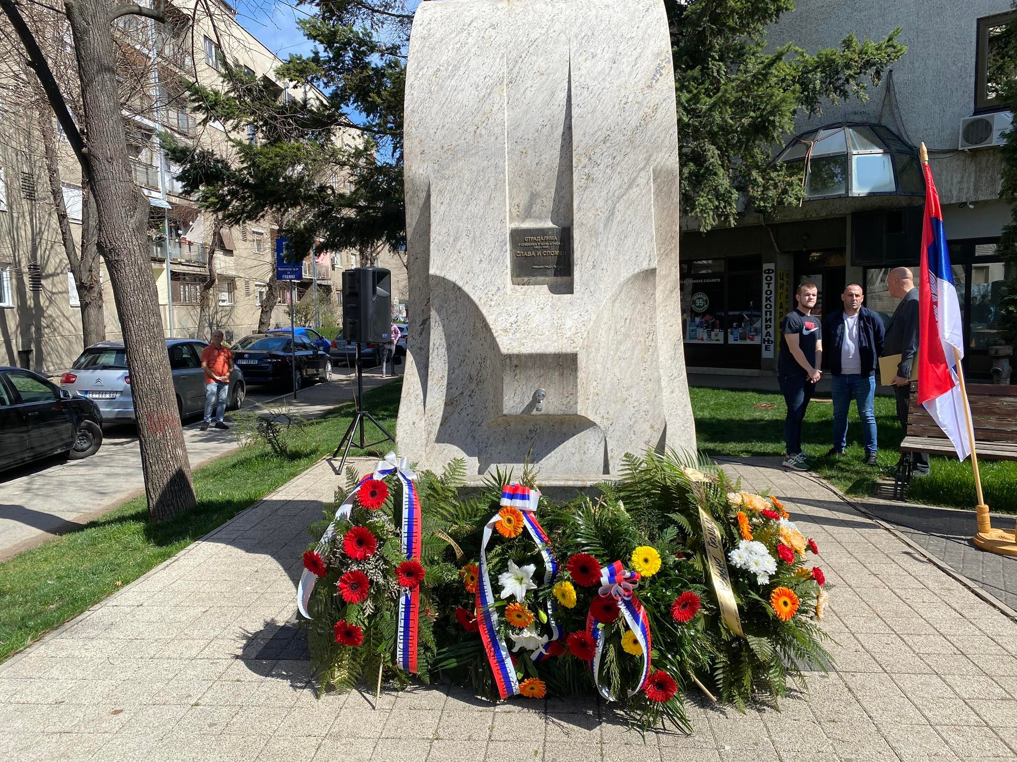U Leskovcu položeni venci na Spomen-česmu stradalima u sukobima i NATO ...