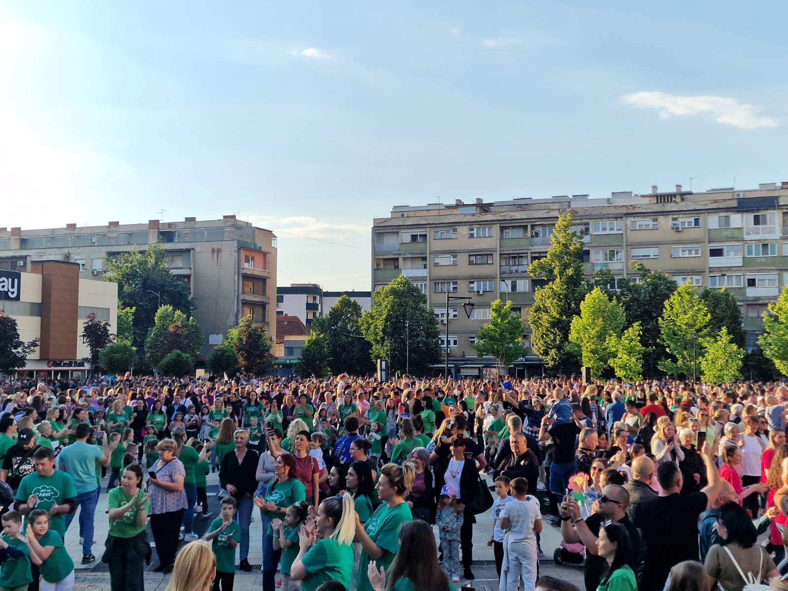 Razigrane ulice, roditelji, bake, deke i vaspitačice igrali sa ...