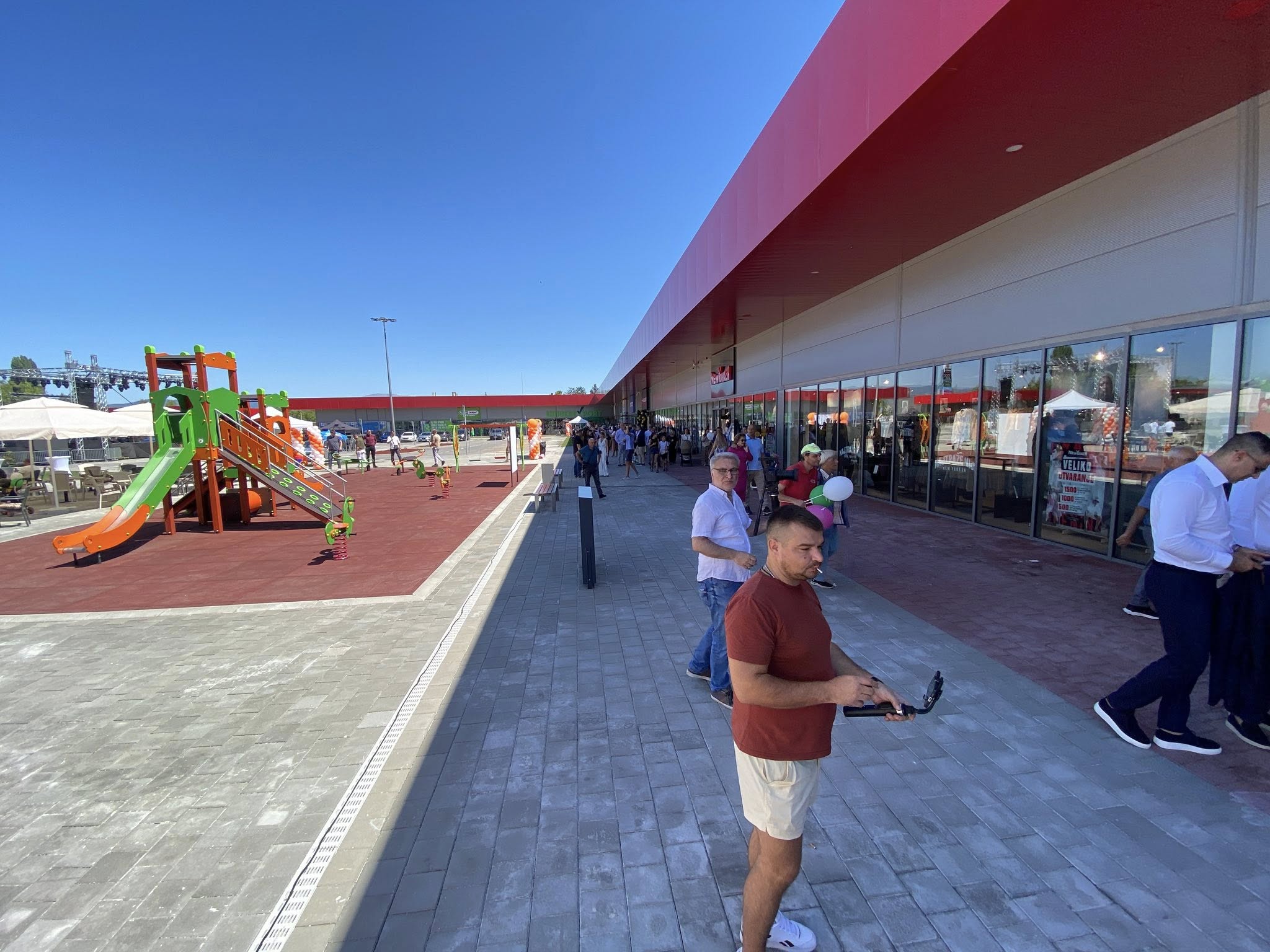 SVE NA JEDNO MESTO Otvoren novi trgovonski centar LESKO PARK - Rom Info ...